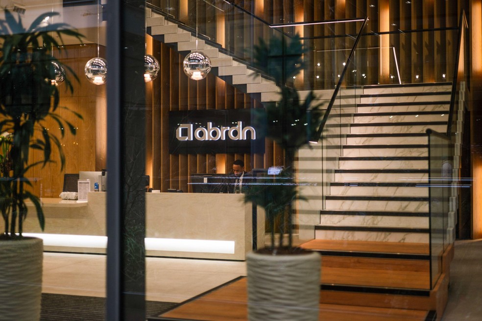 Abrdn prepara demissão de centenas em plano para cortar 150 mi de ...