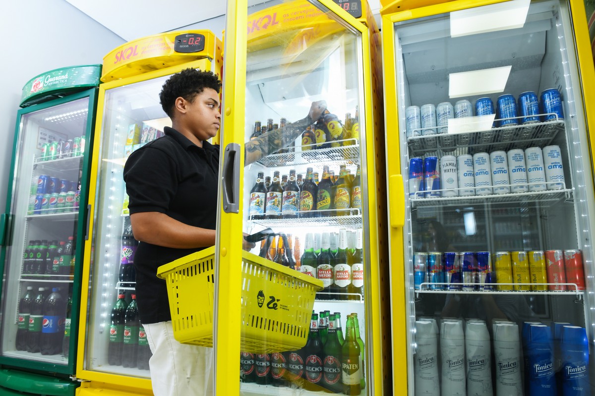 Troca de cadeiras no grupo AB InBev: Carlos Lisboa assume Brasil ...